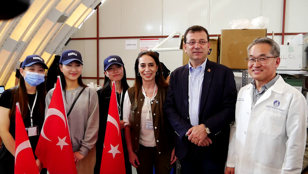 튀르키예 야당 IYI 정당 당수와 이스탄불 시장 Operation Mercy 팀이 의료활동 중인 야전병원 방문